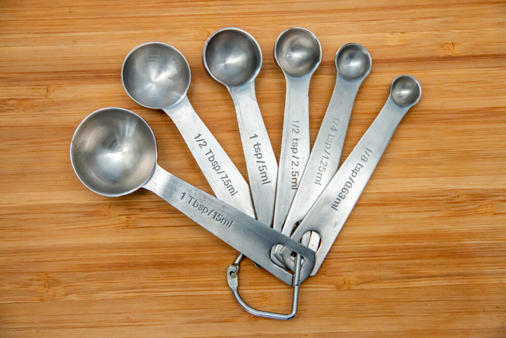 Hoeveel is 1 theelepel precies? - Heel Holland Bakt